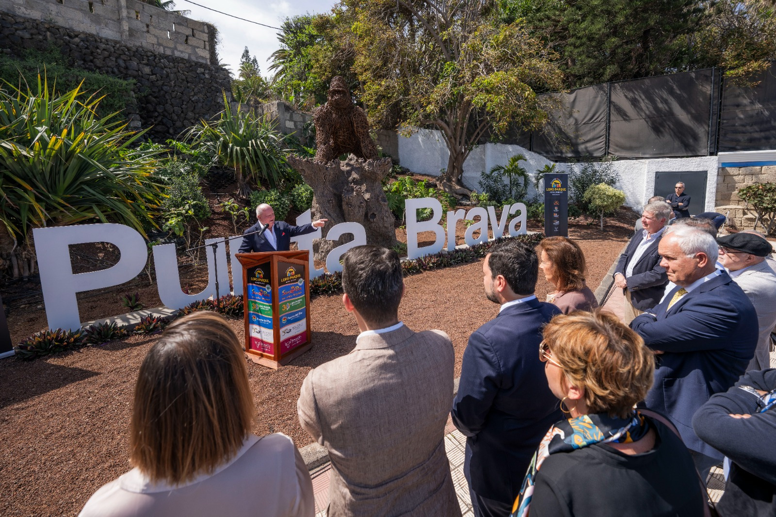 Puerto de la Cruz adds a statue donated by Loro Parque to its ...